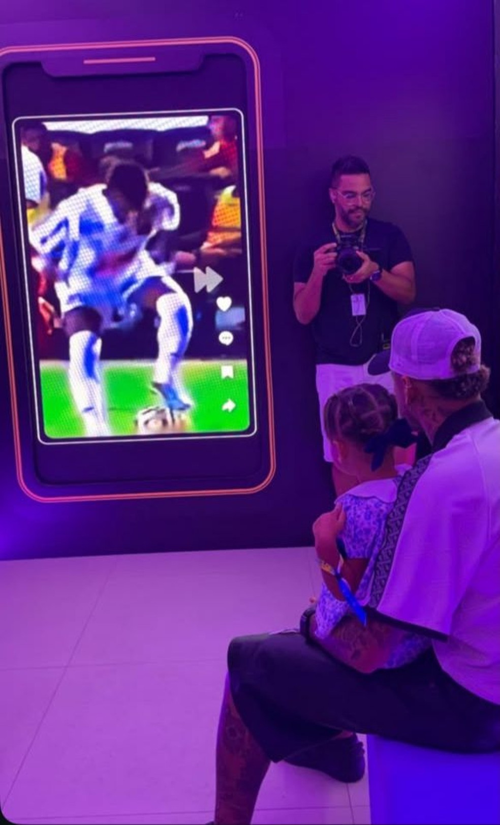 Neymar e Bruna Biancardi levam Mavie para conhecer exposição sobre a ...