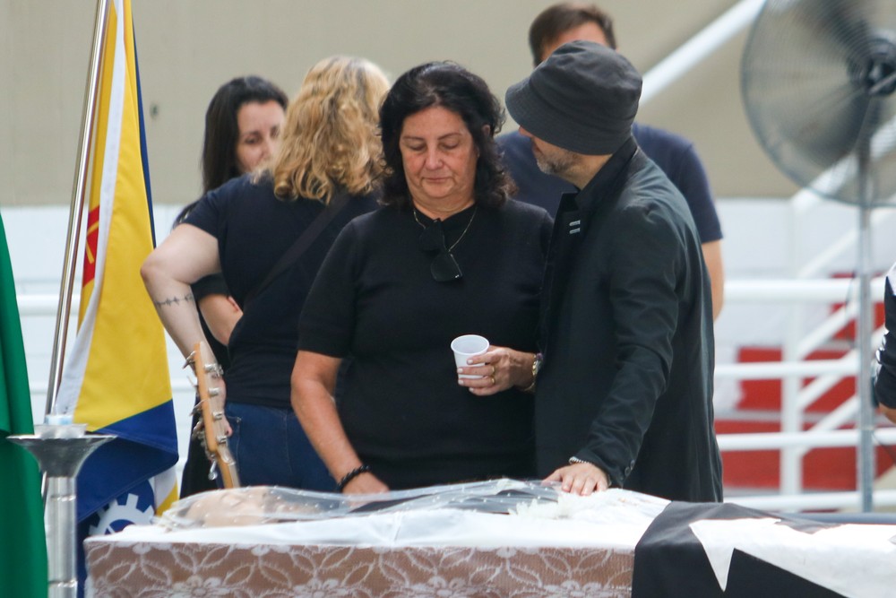 Mulher, filhos, companheiros do Raimundos e artistas vão ao velório de ...