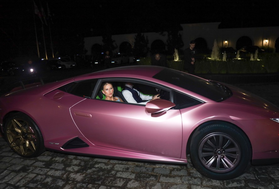 Tiktoker Cela Lopes vai com carrão de R$ 4 milhões a festa de luxo em São Paulo; fotos