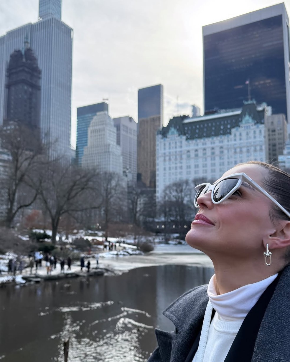 Deborah Secco posa em meio à neve em viagem para Nova York; fotos