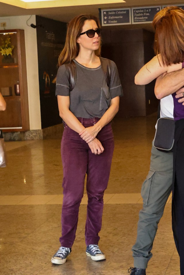 Júlia Rabello vai ao velório da tia, a atriz Angela Rabello, no Rio; fotos