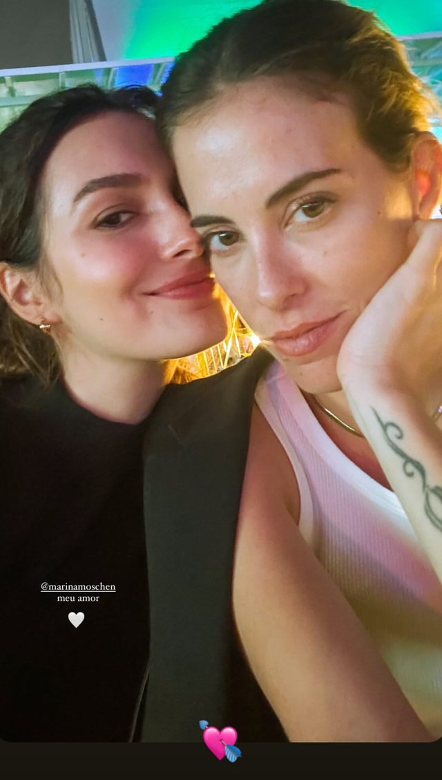 Ex-'Malhação' Marina Moschen aparece em clima de romance com a namorada