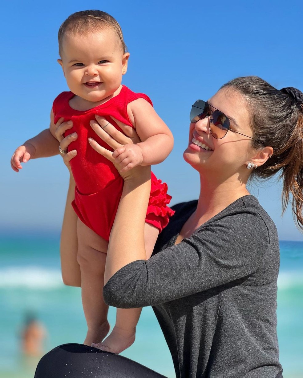 Filha de 8 meses de Bruno De Luca dá show de fofura em dia de praia; vídeos