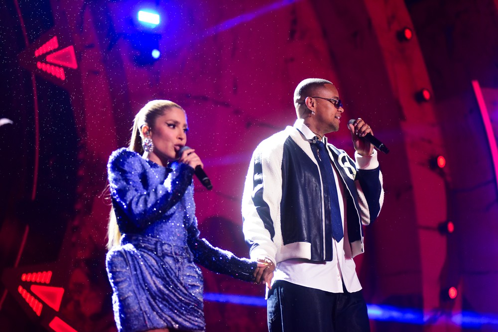 Diferença de altura entre Gkay e Léo Santana chama a atenção em show