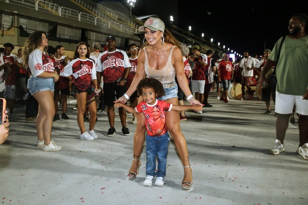 Viviane Araujo e musas brilham em ensaio técnico do Salgueiro na Sapucaí