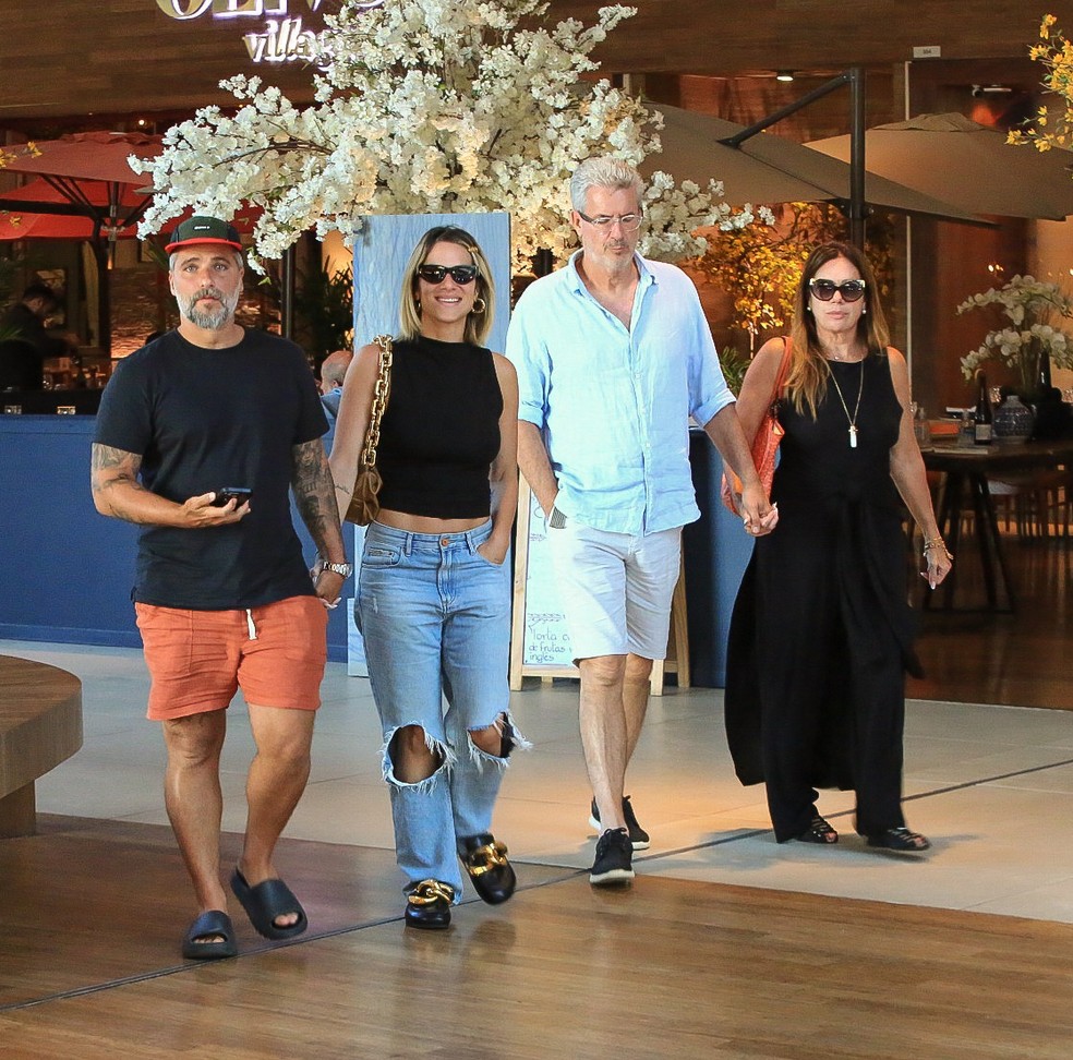 Bruno Gagliasso troca carícias com Giovanna Ewbank após almoço com sogros