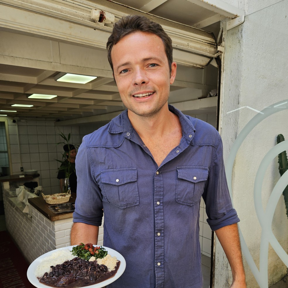 Ex-'Malhação' Daniel Dalcin vende frango assado e faz entregas ...