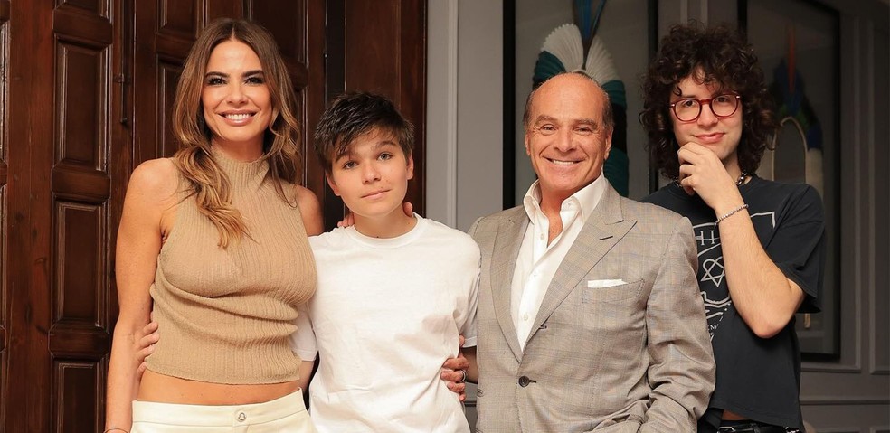 Luciana Gimenez ganha visita especial do filho Lucas Jagger no trabalho ...