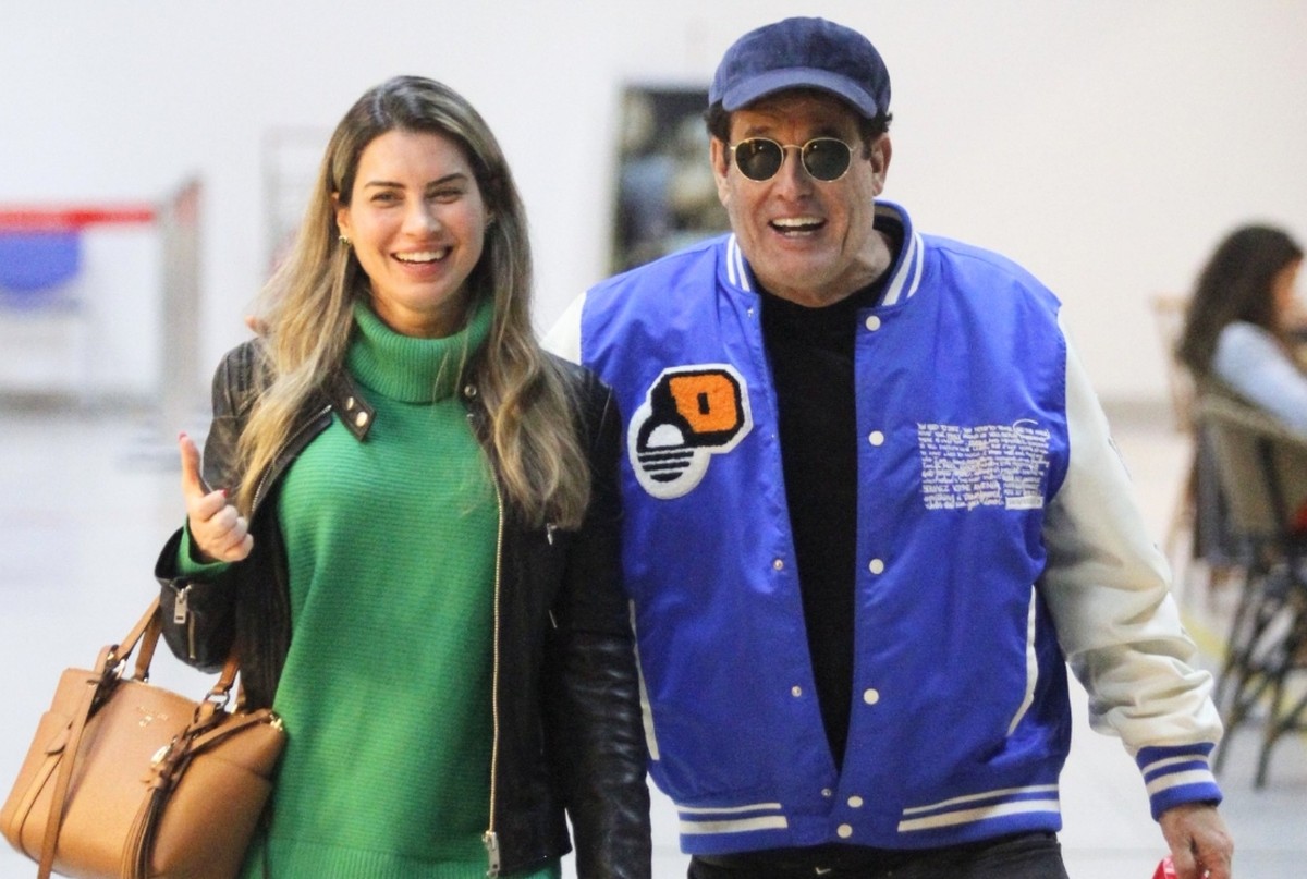 Sérgio Mallandro embarca com namorada em aeroporto no Rio