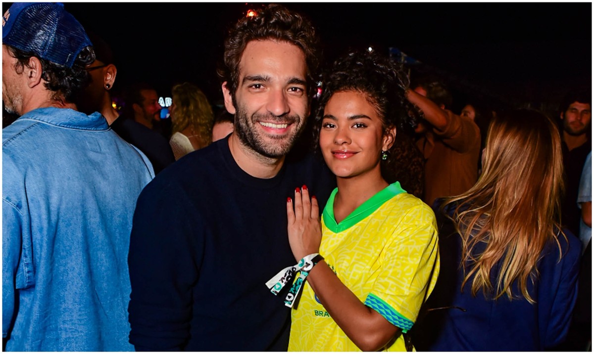 Bella Campos e Humberto Carrão curtem festival com elenco de 'Vale Tudo'