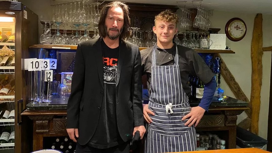Keanu Reeves surpreende equipe de pub durante almoço na Inglaterra ...