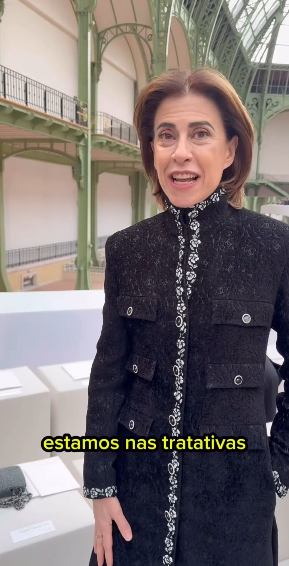 Fernanda Torres vai à Paris Fashion Week e fala do look do Oscar