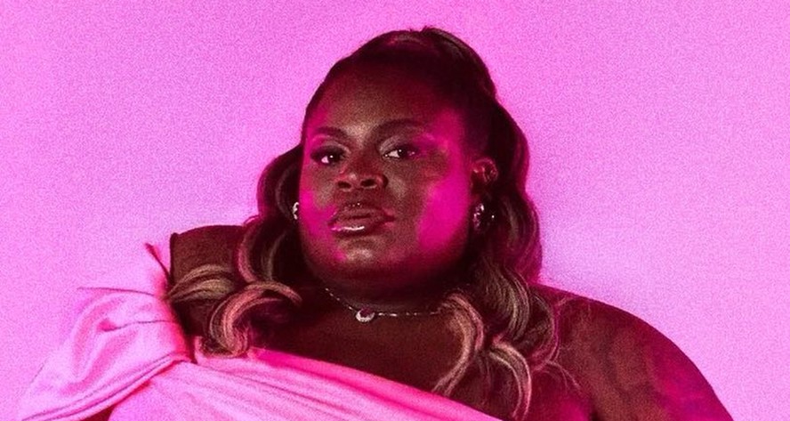 Jojo Todynho rouba a cena com look Barbie colado e com luvas