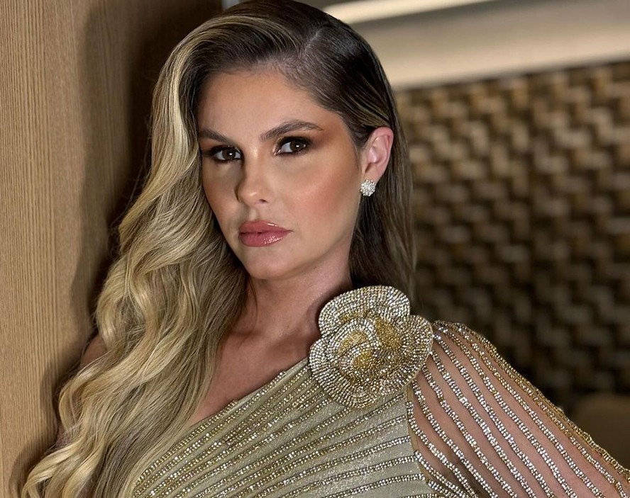 Bárbara Evans mostra cicatriz de cirurgias plásticas: 'Ainda estou roxa'
