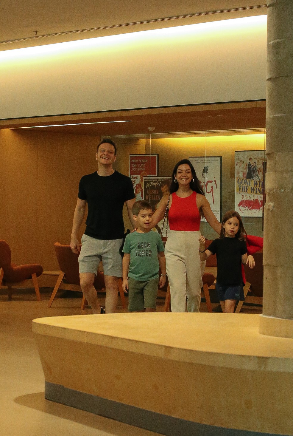 Michel Teló e Thais Fersoza aproveitam passeio em família com os filhos