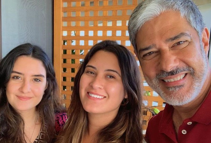 Filha mostra William Bonner cozinhando para almoço de Páscoa; vídeo