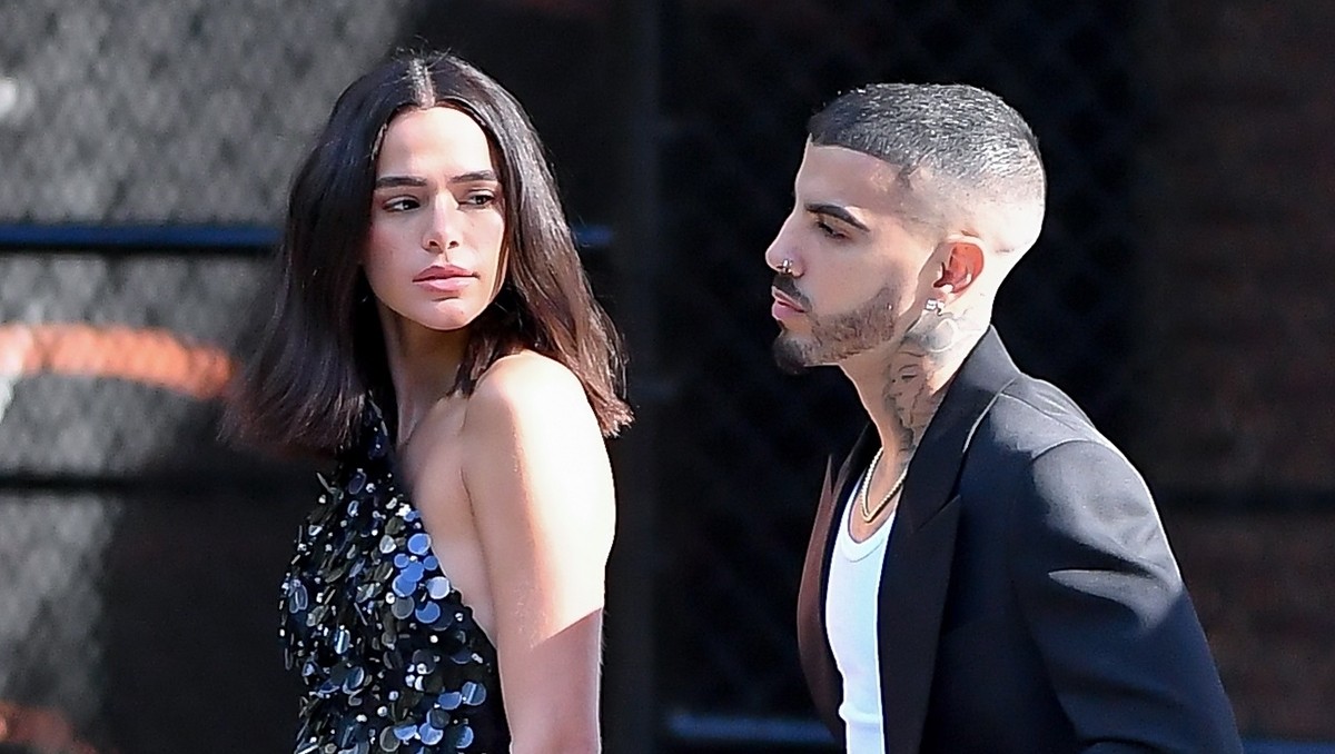 Bruna Marquezine grava comercial com Rauw Alejandro em Nova York