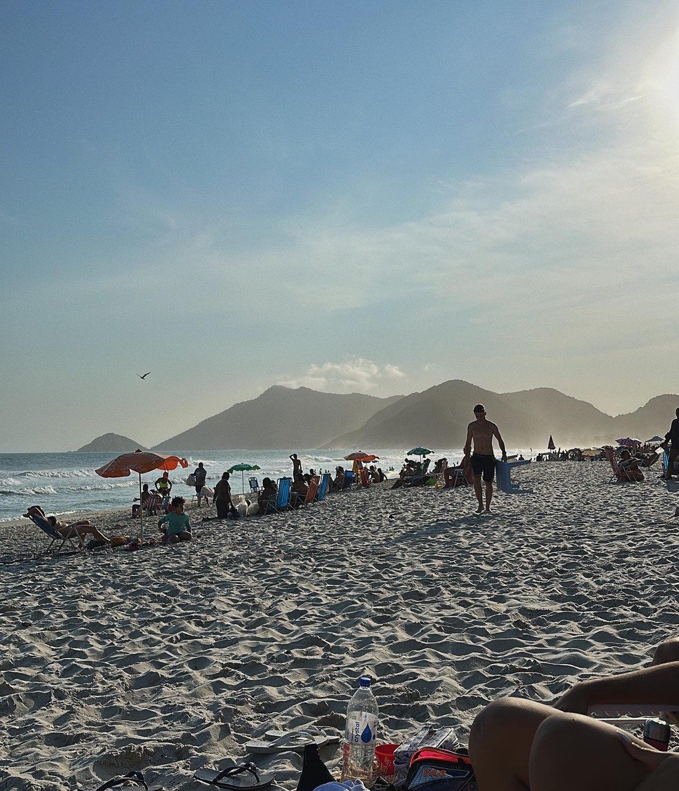 De biquíni, Mel Maia se refresca e curte praia com as amigas; fotos