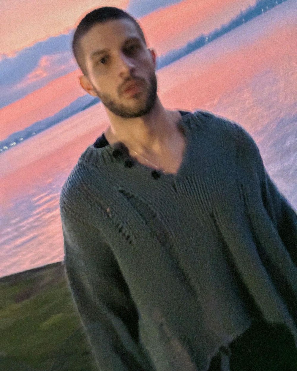 Chay Suede abre álbum conceitual com 'céu rosa' em São Paulo