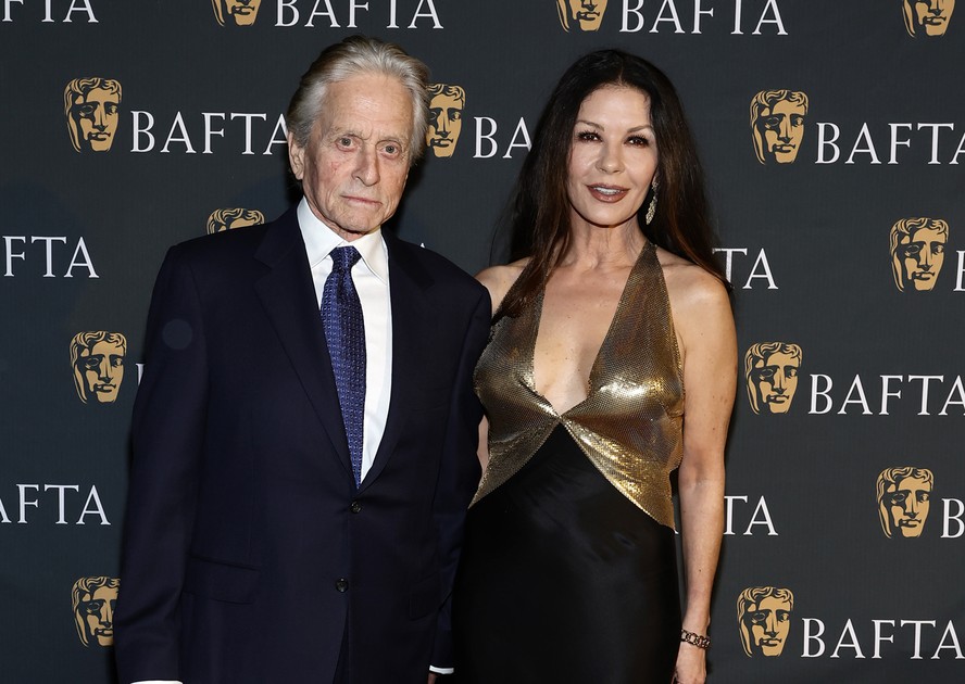 Catherine Zeta-Jones aposta em decote para evento com Michael Douglas