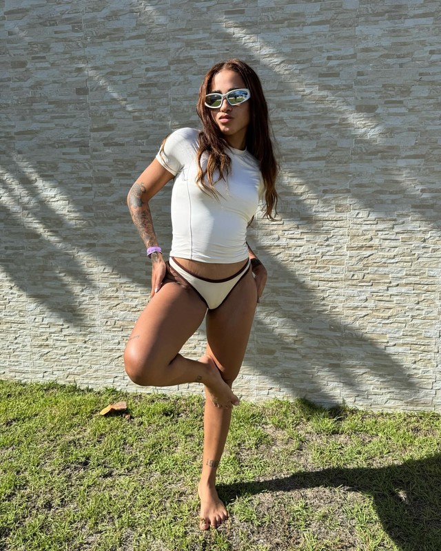 Lomma posa de biquíni após secar 20 kg e volta a ser comparada com Anitta