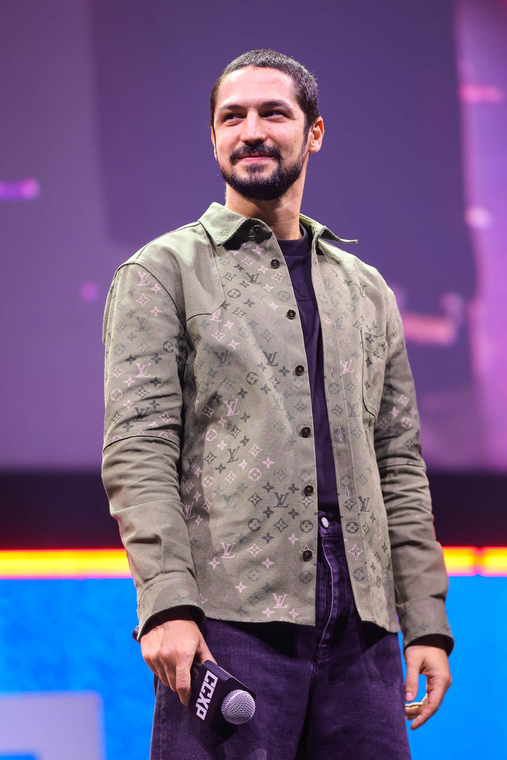 Gabriel Leone vê prévia de novo filme, 'Barba Ensopada de Sangue', pela ...