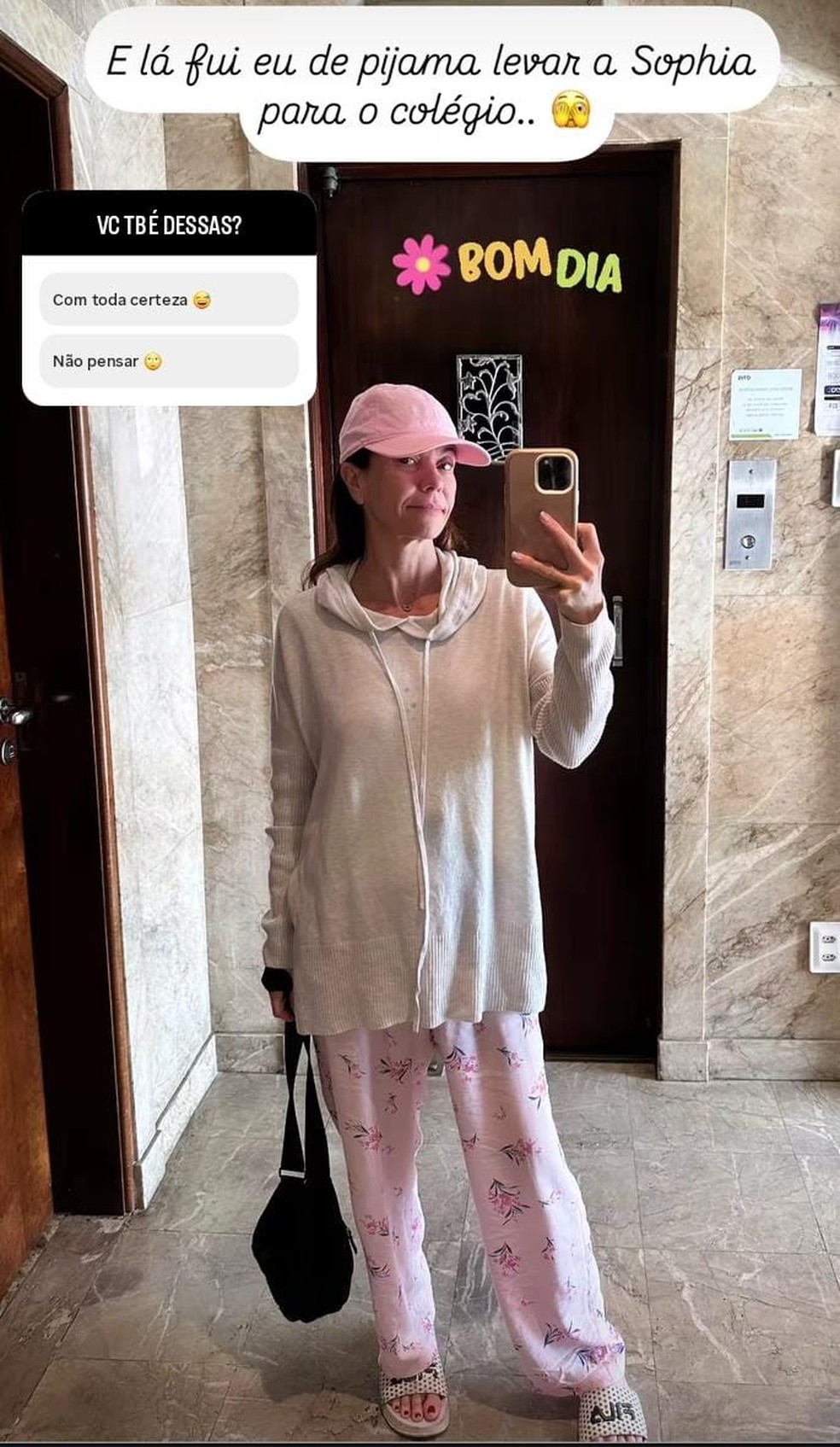 De pijama, Flávia Monteiro leva filha para escola; veja foto