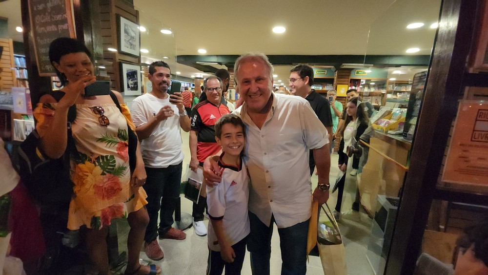 Em aparição rara, Zico faz alegria de fãs e posa para fotos