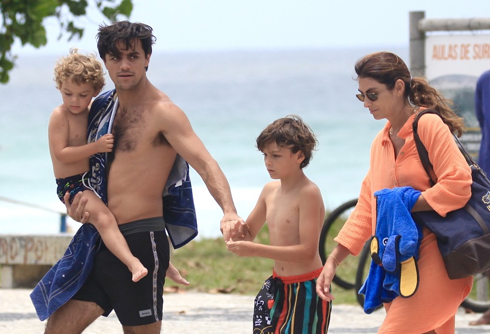 Felipe Simas curte dia de praia em família
