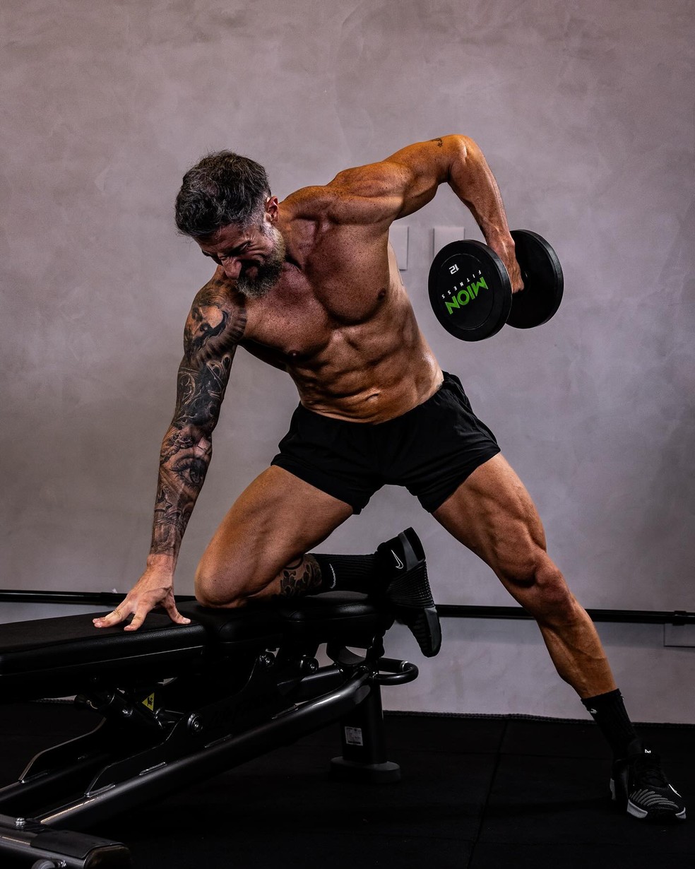 Marcos Mion mostra físico e diz que 'confere' shape com coach: 'Orgulhoso'