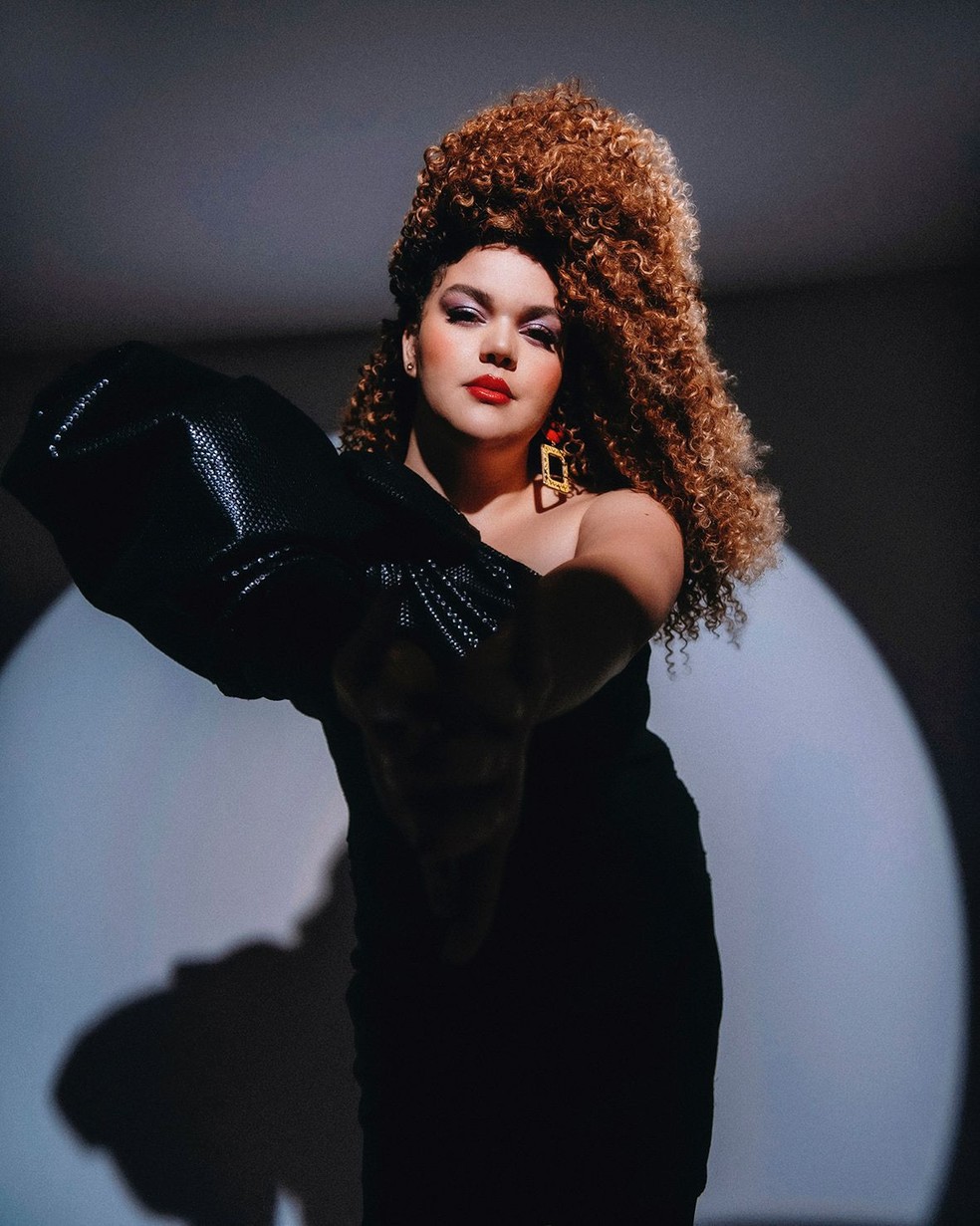 Laura Simões, filha de Fabiana Karla, celebra nova etapa artística na ...