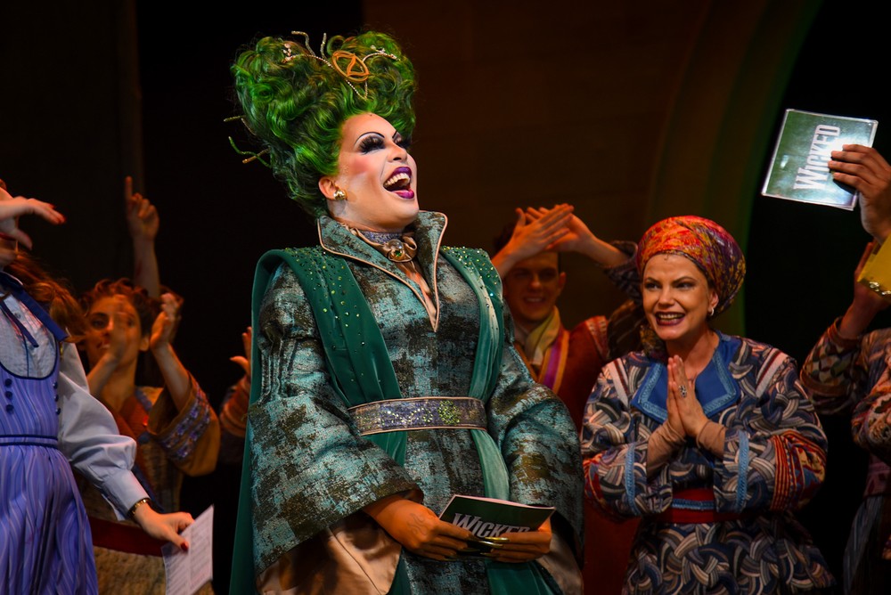 Gloria Groove estreia no musical 'Wicked' e recebe carinho da mãe
