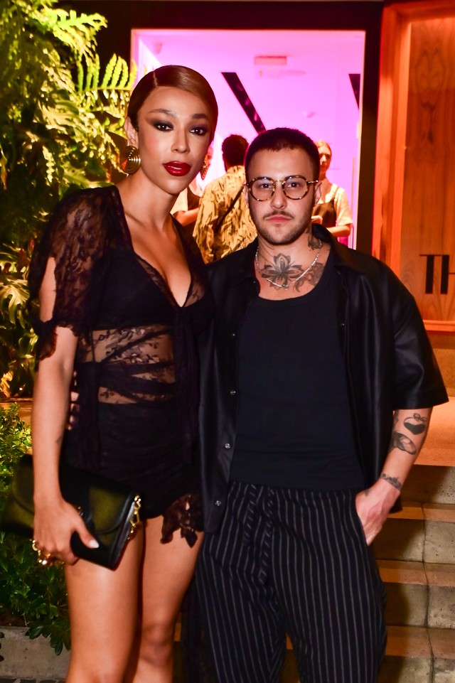 Erika Hilton fica noiva de Daniel Zezza, que é fotógrafo e homem trans