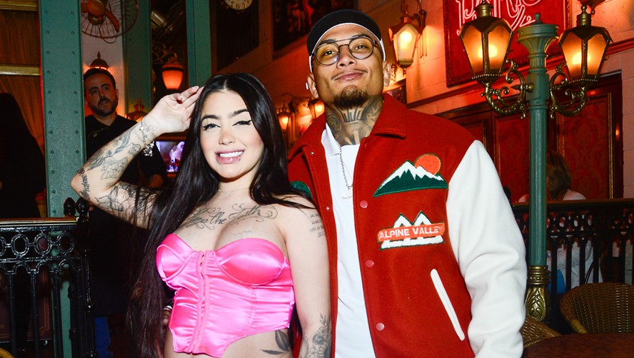 Grávida, MC Mirella deixa barriga à mostra e troca beijos com Dynho Alves