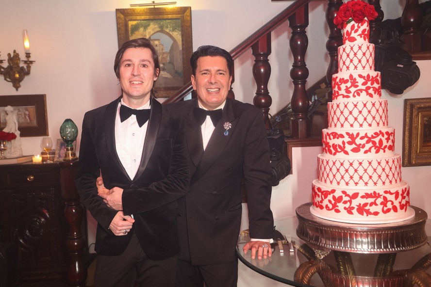 André Ramos reúne amigos famosos em festão de aniversário black tie