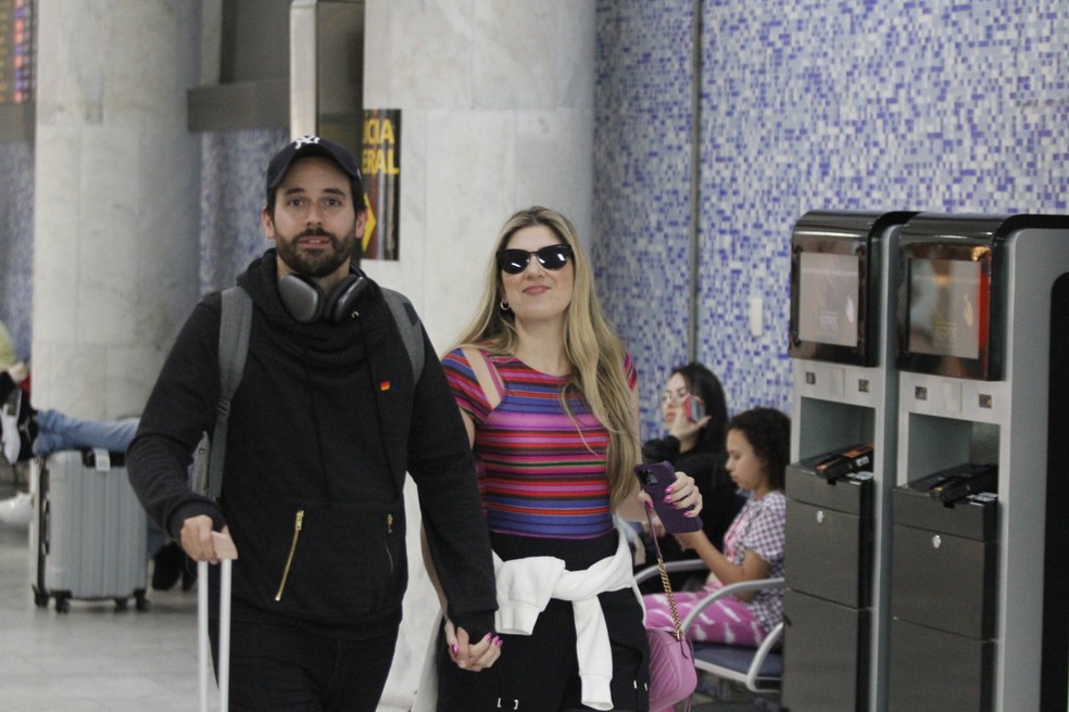 Dani Calabresa dá show de simpatia ao ser clicada com o marido no RJ