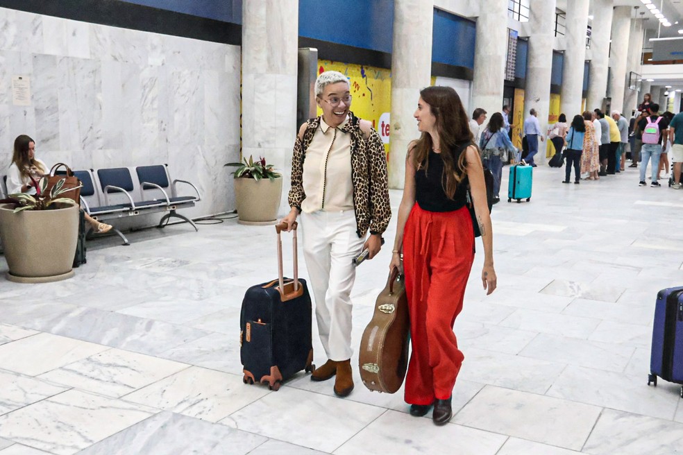 Sorridentes, Maria Gadú e a namorada, Ana Paula Popi, são clicadas no Rio