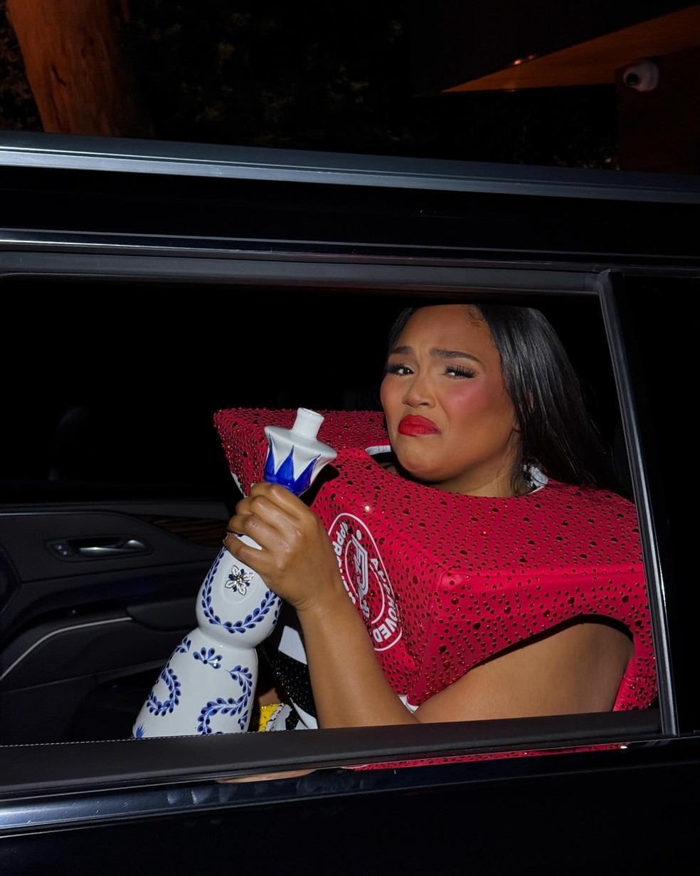 Lizzo se veste de Ozempic após negar uso do remédio para emagrecer