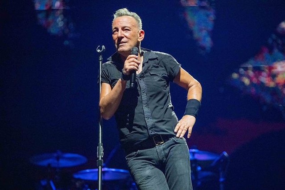 Vídeo: Bruce Springsteen leva tombo durante show em Amsterdã