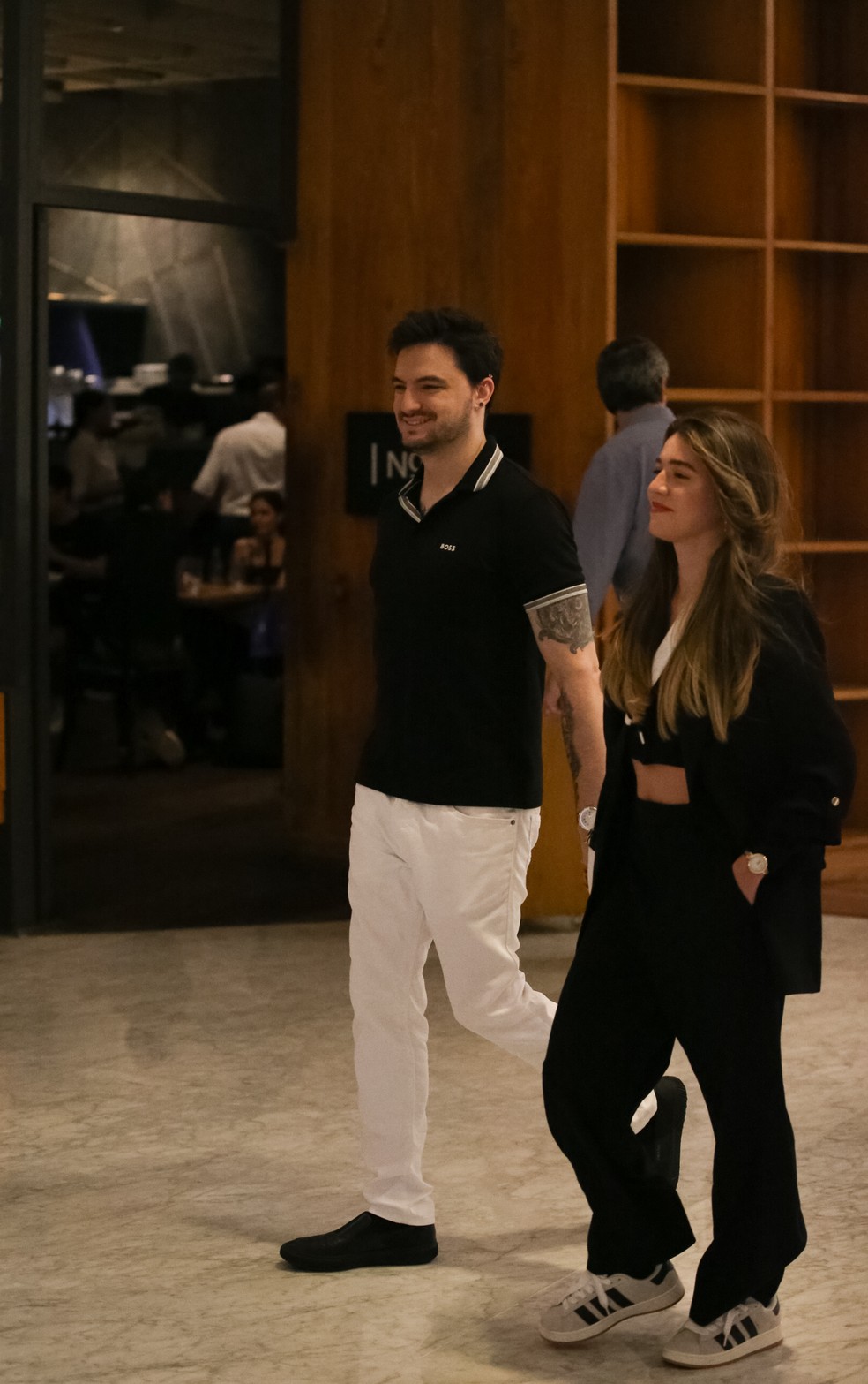 Felipe Neto passeia de mãos dadas com namorada por shopping no Rio