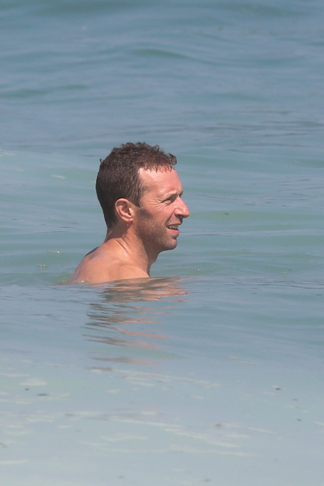 Chris Martin aproveita Praia de Ipanema antes de shows do Coldplay no Rio