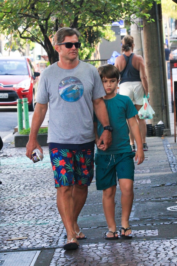 Galã dos anos 90, Claudio Heinrich usa look leve em passeio com o filho ...