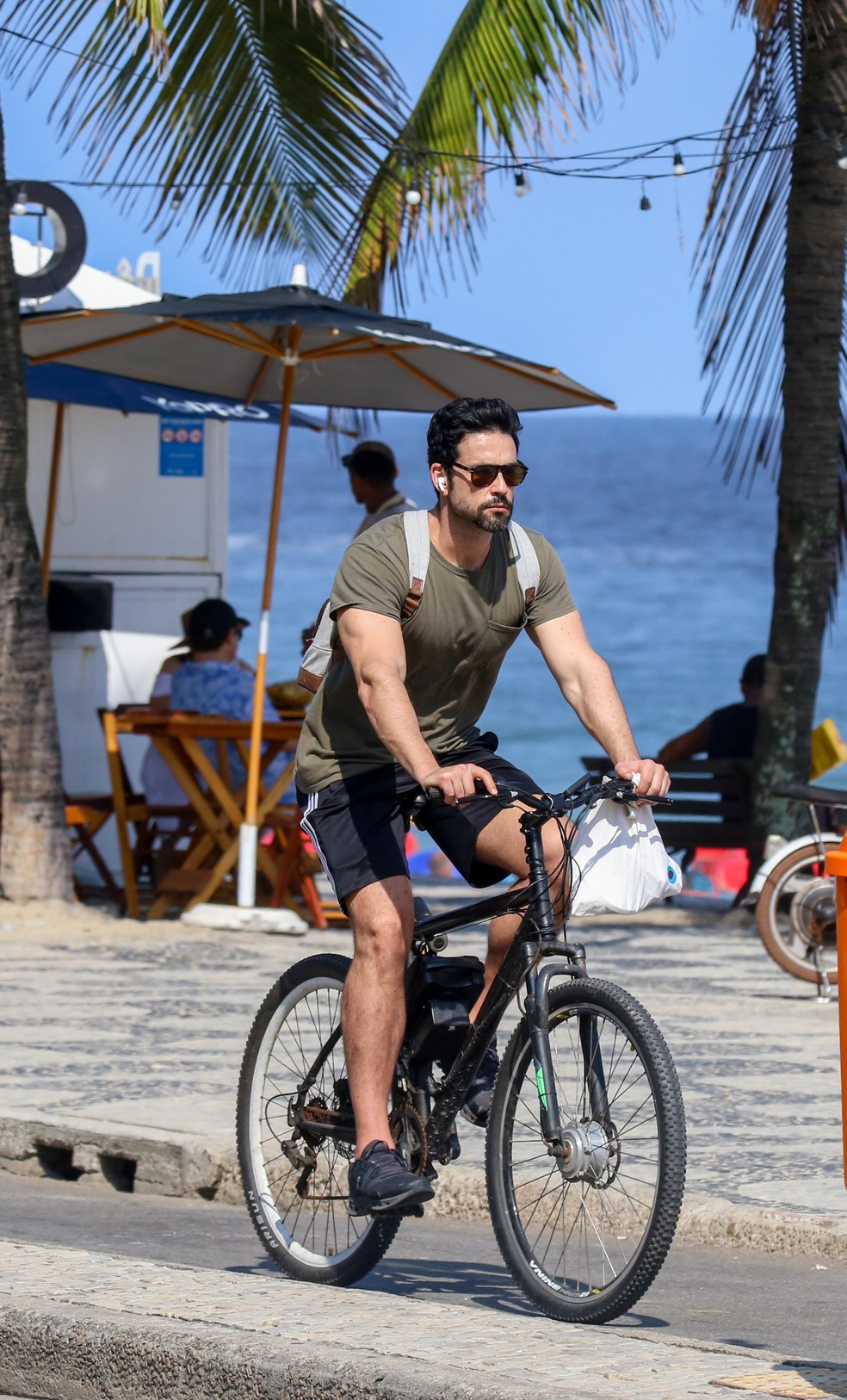 Sergio Marone aproveita dia ensolarado pedalando em orla da Praia do ...