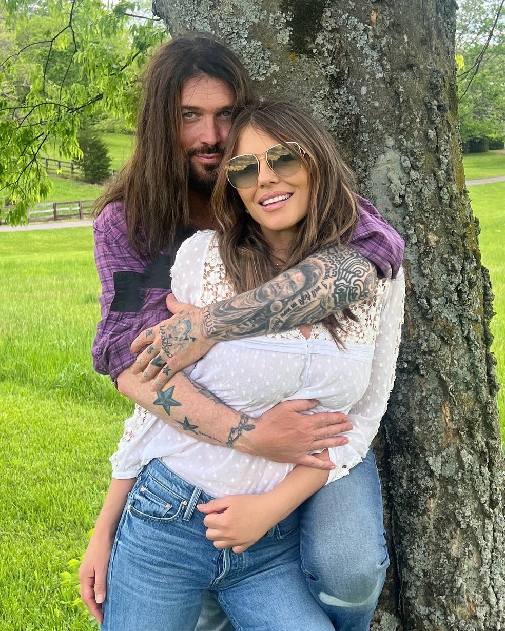 Assumidíssimos, Elizabeth Hurley e Billy Ray Cyrus dão beijão em foto; veja