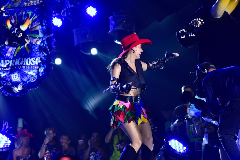 Bia do Brás mescla visual junino e dominatrix no São João da Thay