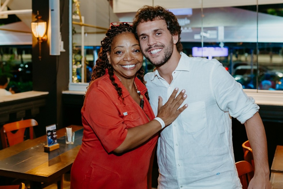 Theo Bial reúne os pais, Giulia Gam e Pedro Bial, em show no Rio