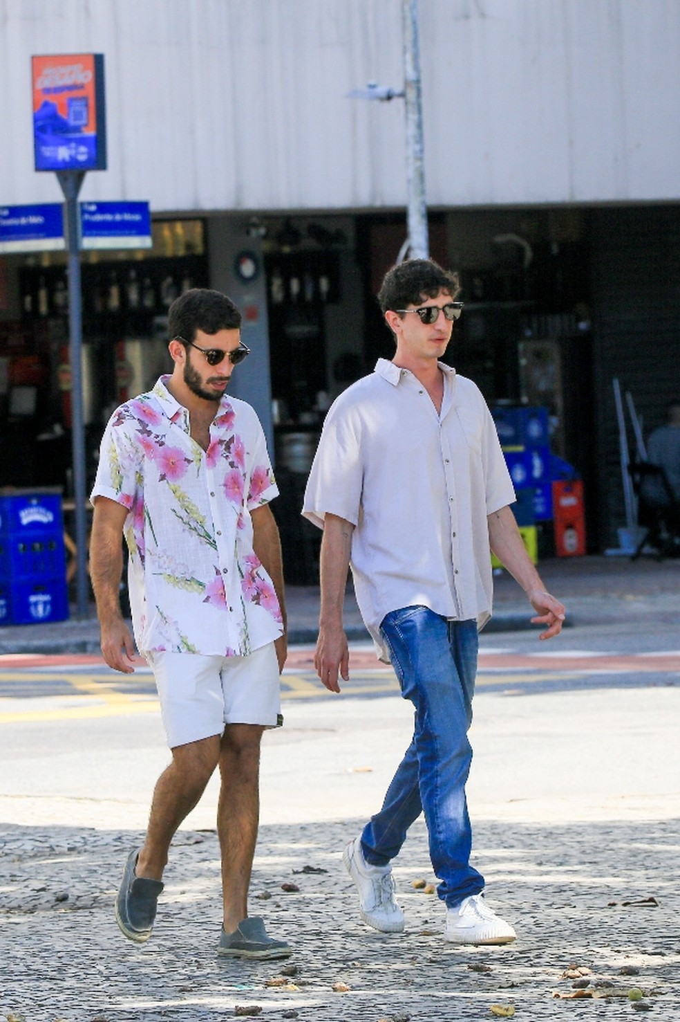 Johnny Massaro faz passeio com o namorado em Ipanema, no Rio
