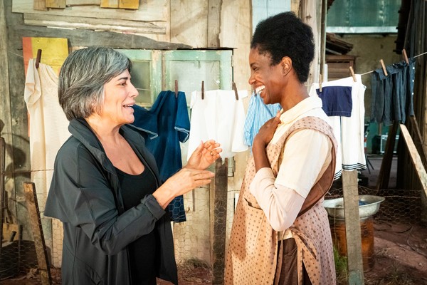Gloria Pires encontra Maria Gal em visita ao set de 'Carolina - Quarto ...