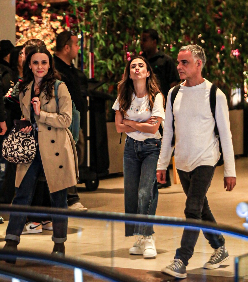 Tata Werneck joga beijo para paparazzi em passeio com Débora Falabella ...