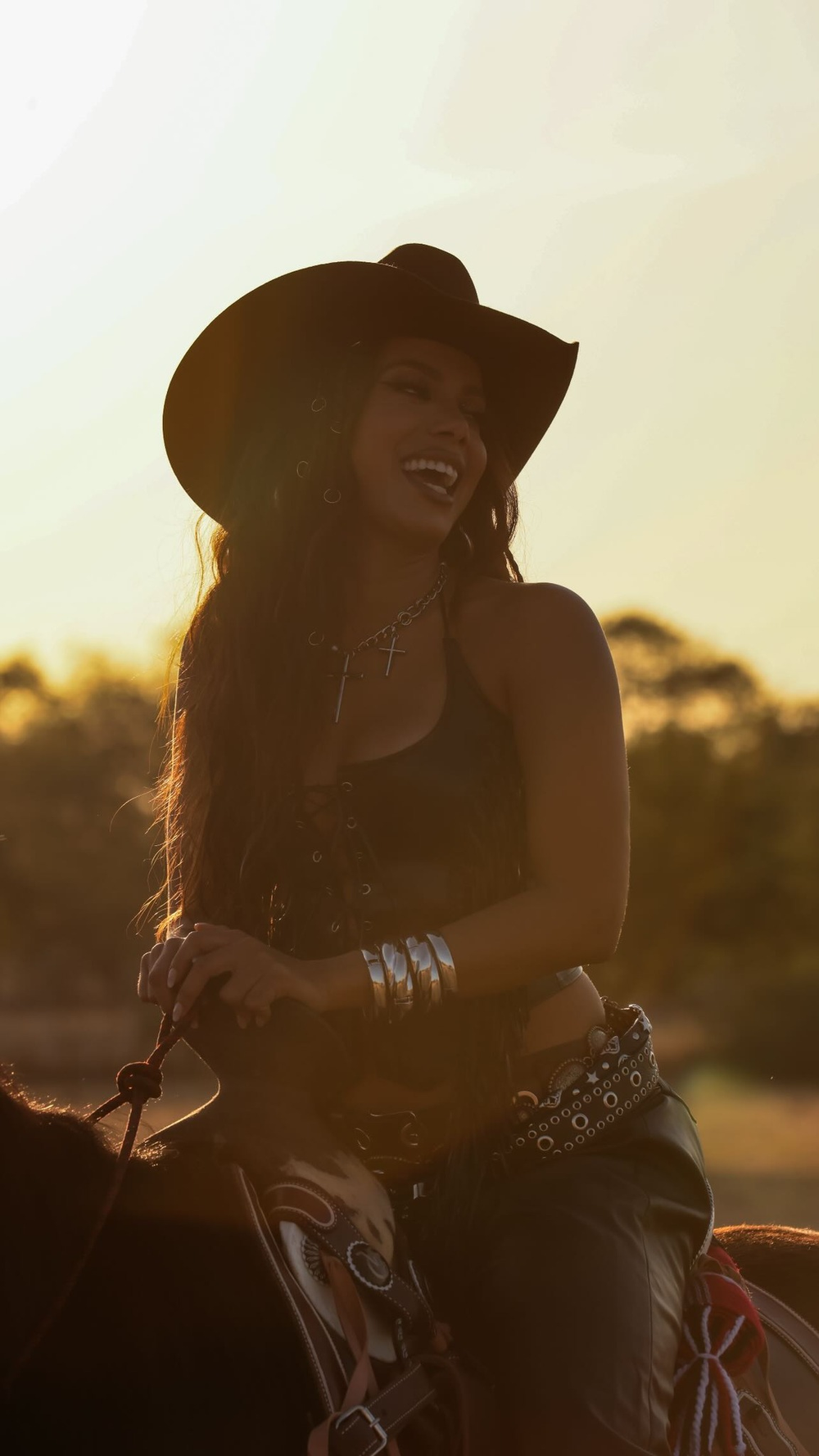 Anitta usa look country sensual para andar a cavalo antes de show em Miami